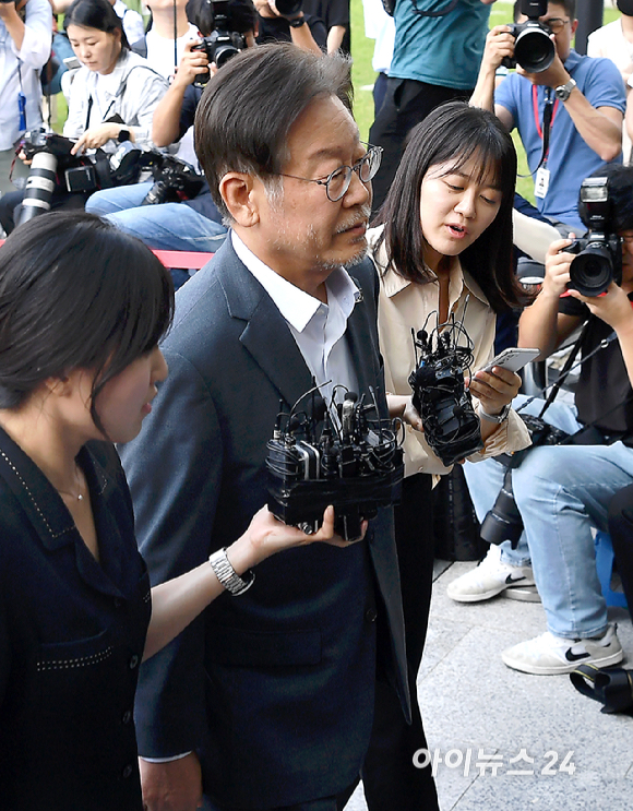 [포토]쌍발울 대북송금 의혹 관련 검찰 재출석하는 이재명 대표