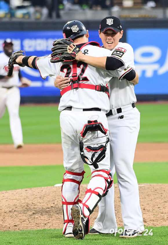 [포토]김재윤-장성우 배터리, KS 진출 감격의 포옹