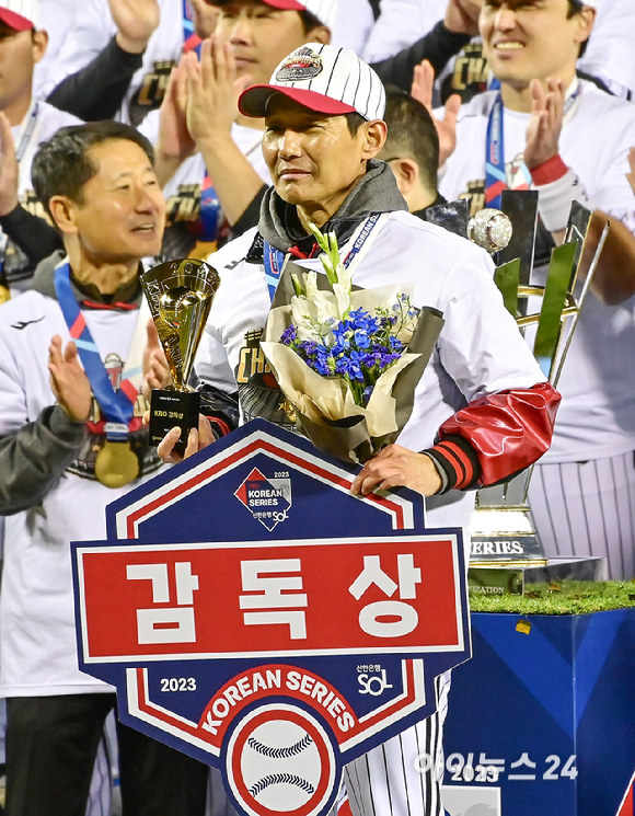 [포토]한국시리즈 우승 이끈 염경엽 감독, 감독상 수상