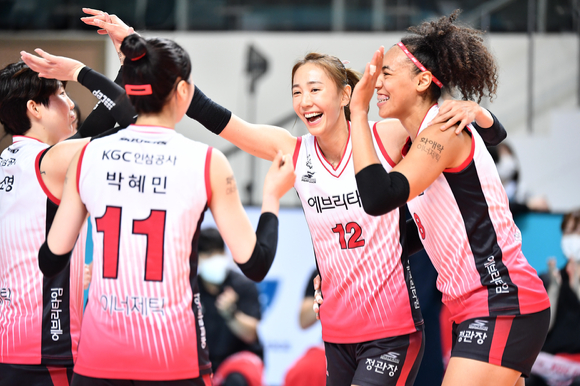 이소영·앨리자벳 39점 합작 KGC인삼공사, GS칼텍스 3연패 몰아