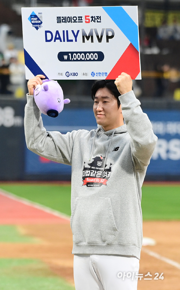 [포토]PO 5차전 MVP는 동점타의 주인공 김민혁