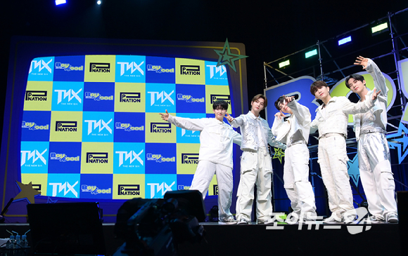 [포토]더뉴식스(TNX), 브라운관에서 나온 Y2K 아이돌