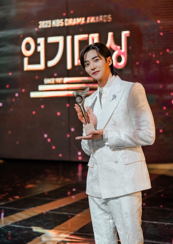 로운, 'KBS연기대상' 최우수상 등 3관왕 "이 상 무게 기억하겠다"