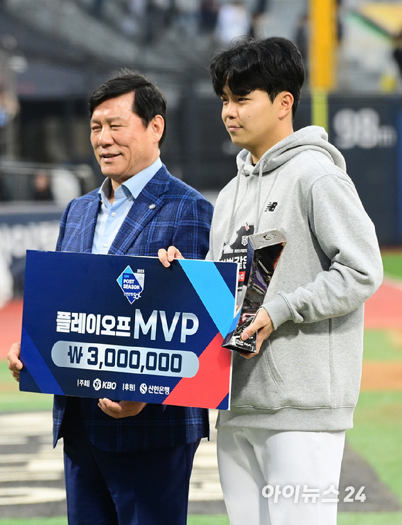 [포토]KT 손동혁, 플레이오프 MVP