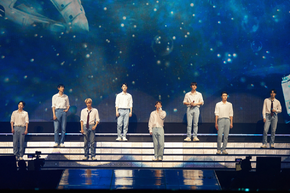 엑소, 데뷔 11주년 팬미팅 성황…2023년 완전체 컴백 예고