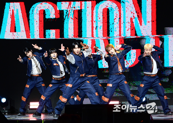 [포토] 온앤오프, 타이틀곡 'The Stranger' 에너제틱한 무대