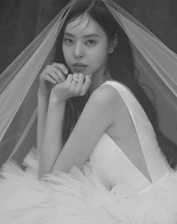 윤박♥ 김수빈 웨딩화보 공개…결혼 하루 앞둔 신부의 시크미