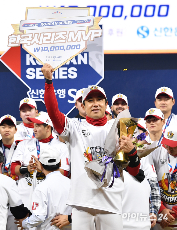 [포토]김강민, '한국시리즈 MVP'
