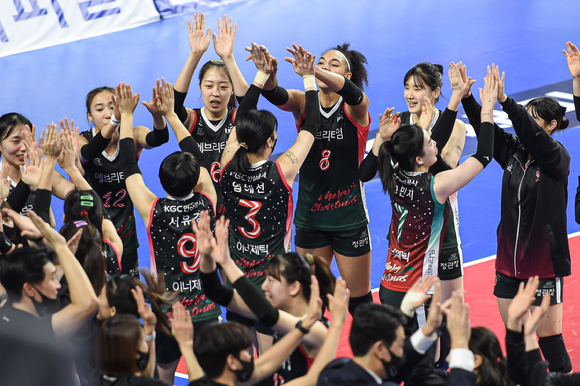 엘리자벳 46점 KGC인삼공사, IBK기업은행 꺾고 4위 '점프'