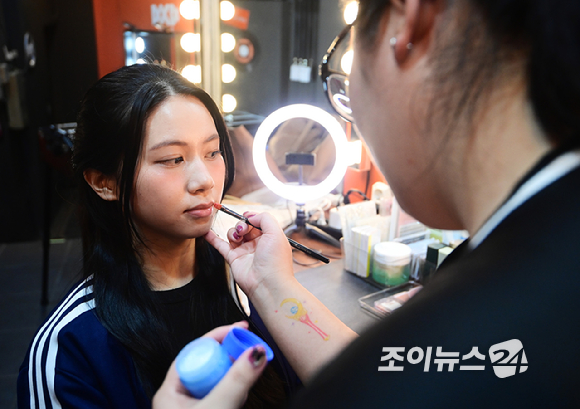 [포토] 케이팝 아케이드, 아이돌 메이크업 체험