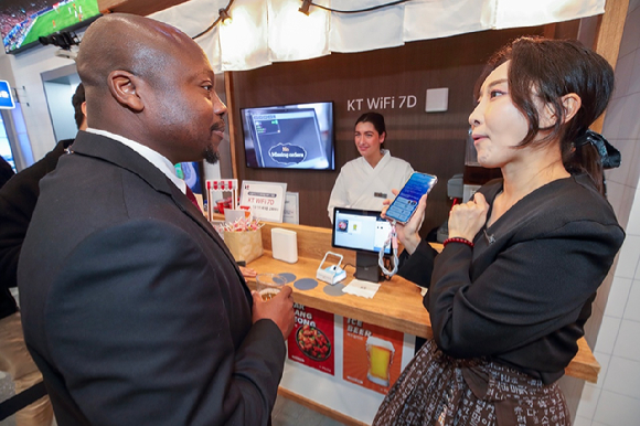 [포토] KT 전시관 찾은 구글 부사장⋯와이파이 7D 등 체험
