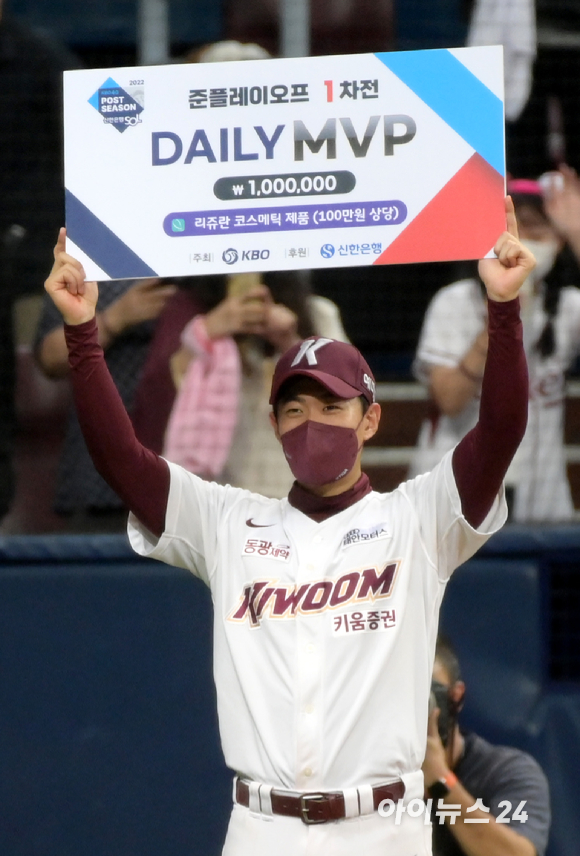 [포토]'결승타' 송성문, 싱글벙글 1차전 MVP