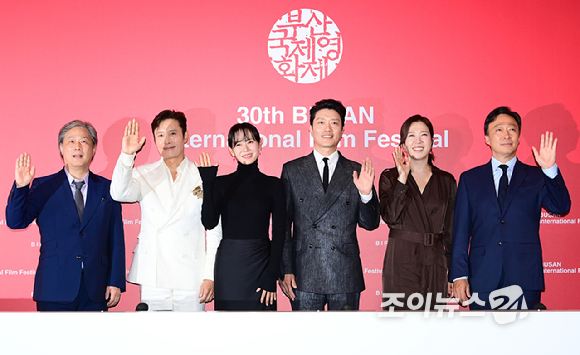 [30th BIFF] '어쩔수가없다' 웃다가 울다가, 압도적 연기·연출 차력쇼(종합)